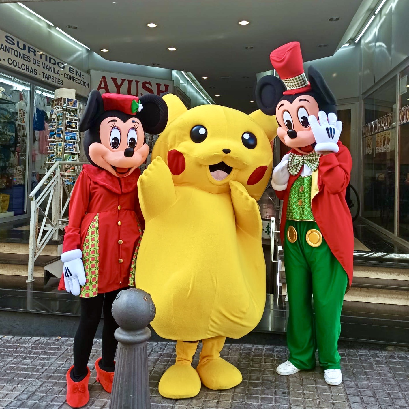 Pikachu y la pareja Mickey y Minnie Mouse visitaron las calles de Santa ...